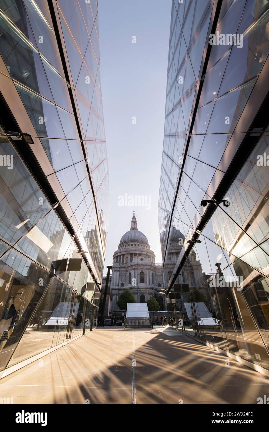 Modern building near st pauls hi-res stock photography and images - Alamy
