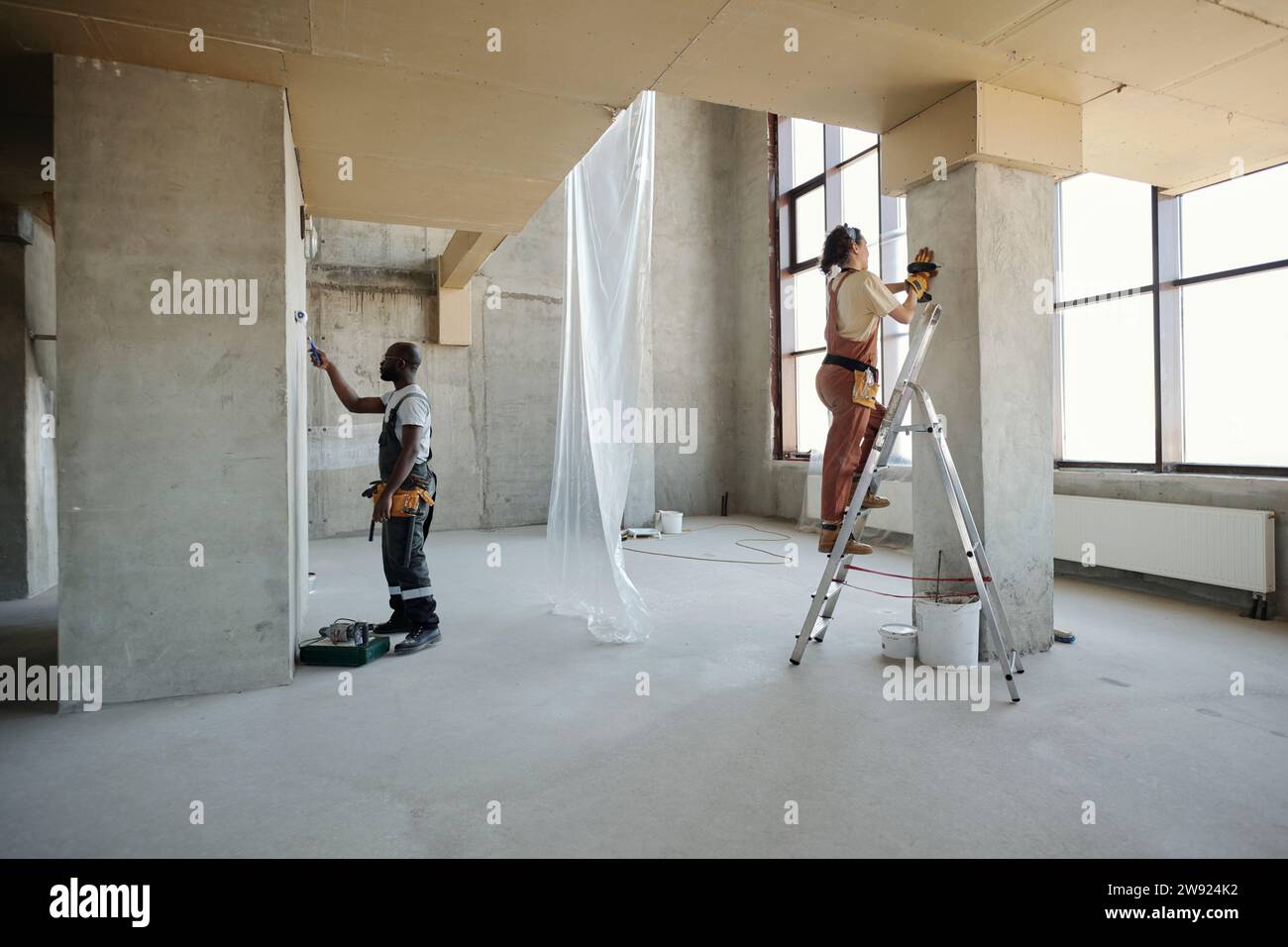 Female construction worker floor hi-res stock photography and images ...