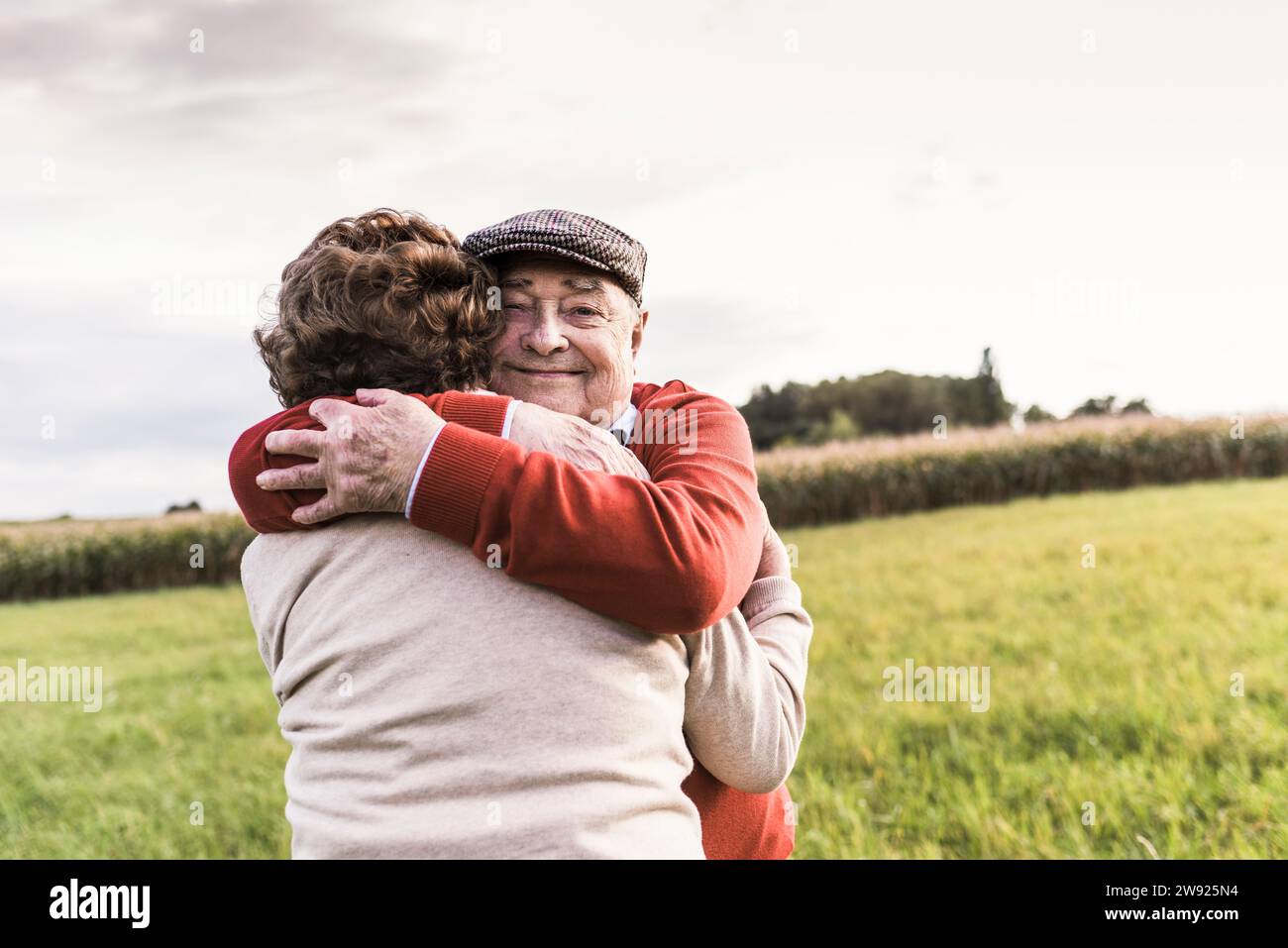 Senior man woman couple hugging hi-res stock photography and images - Alamy