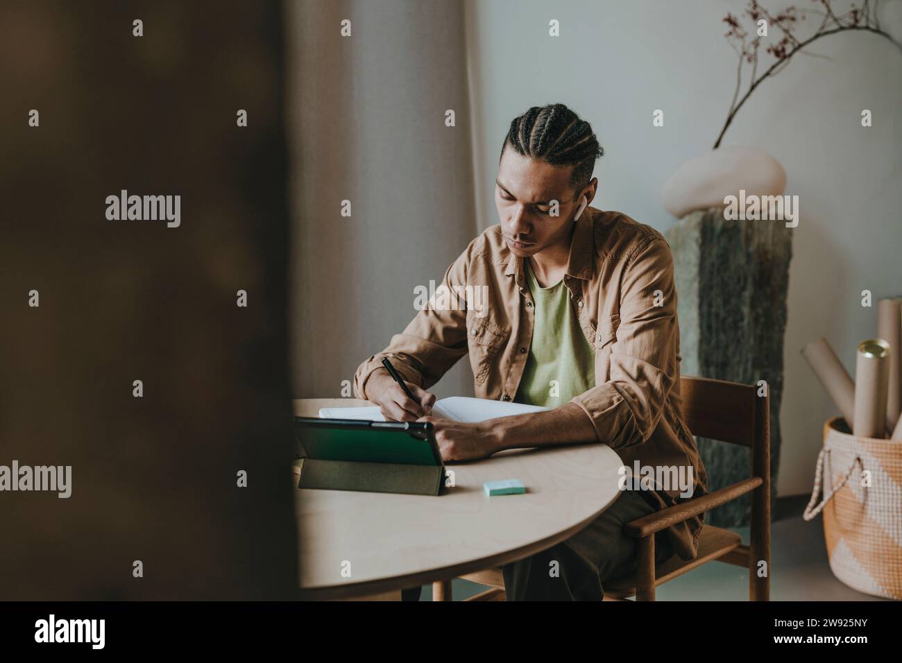 Studying tutorial hi-res stock photography and images - Alamy
