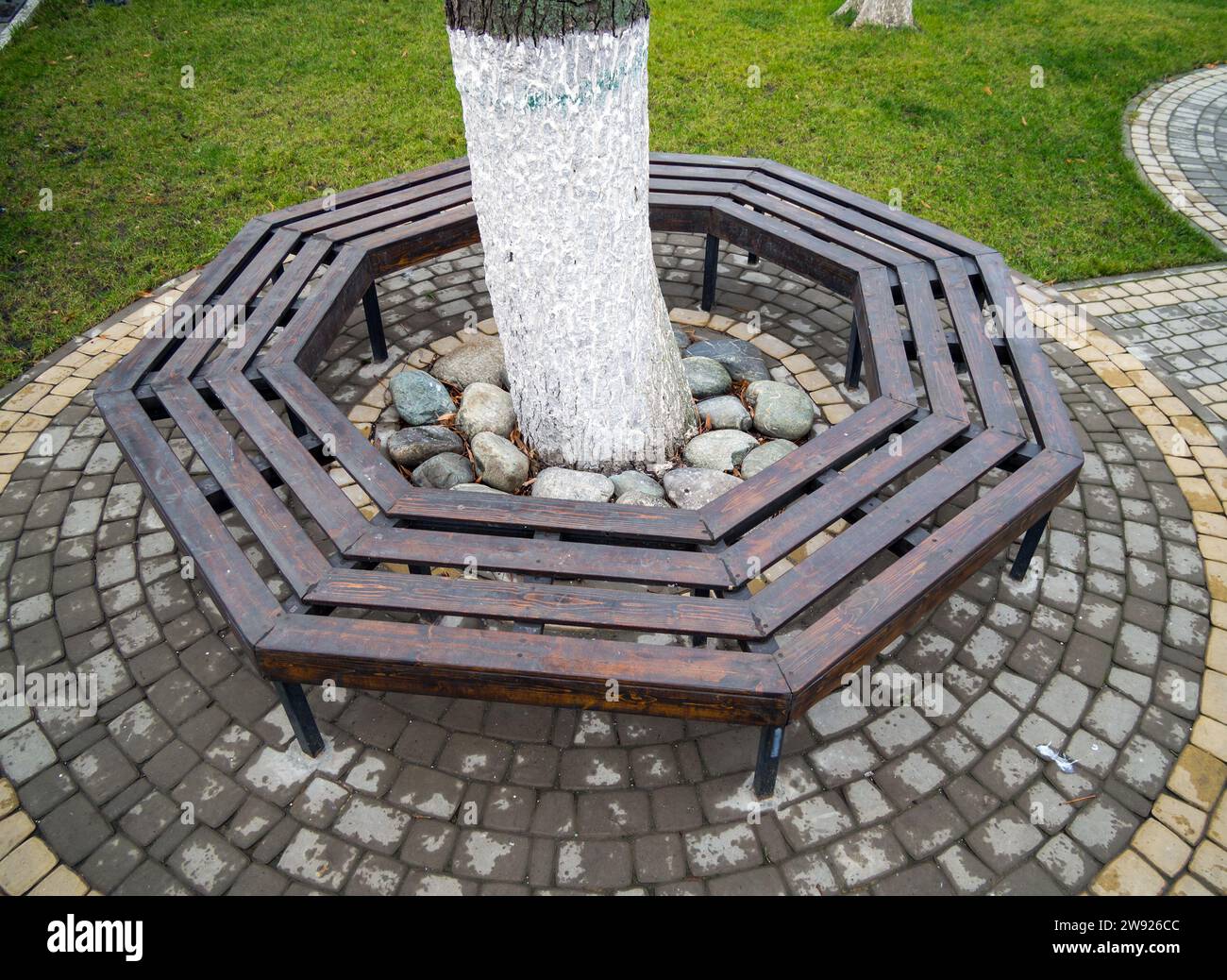 Empty circular bench hi-res stock photography and images - Alamy