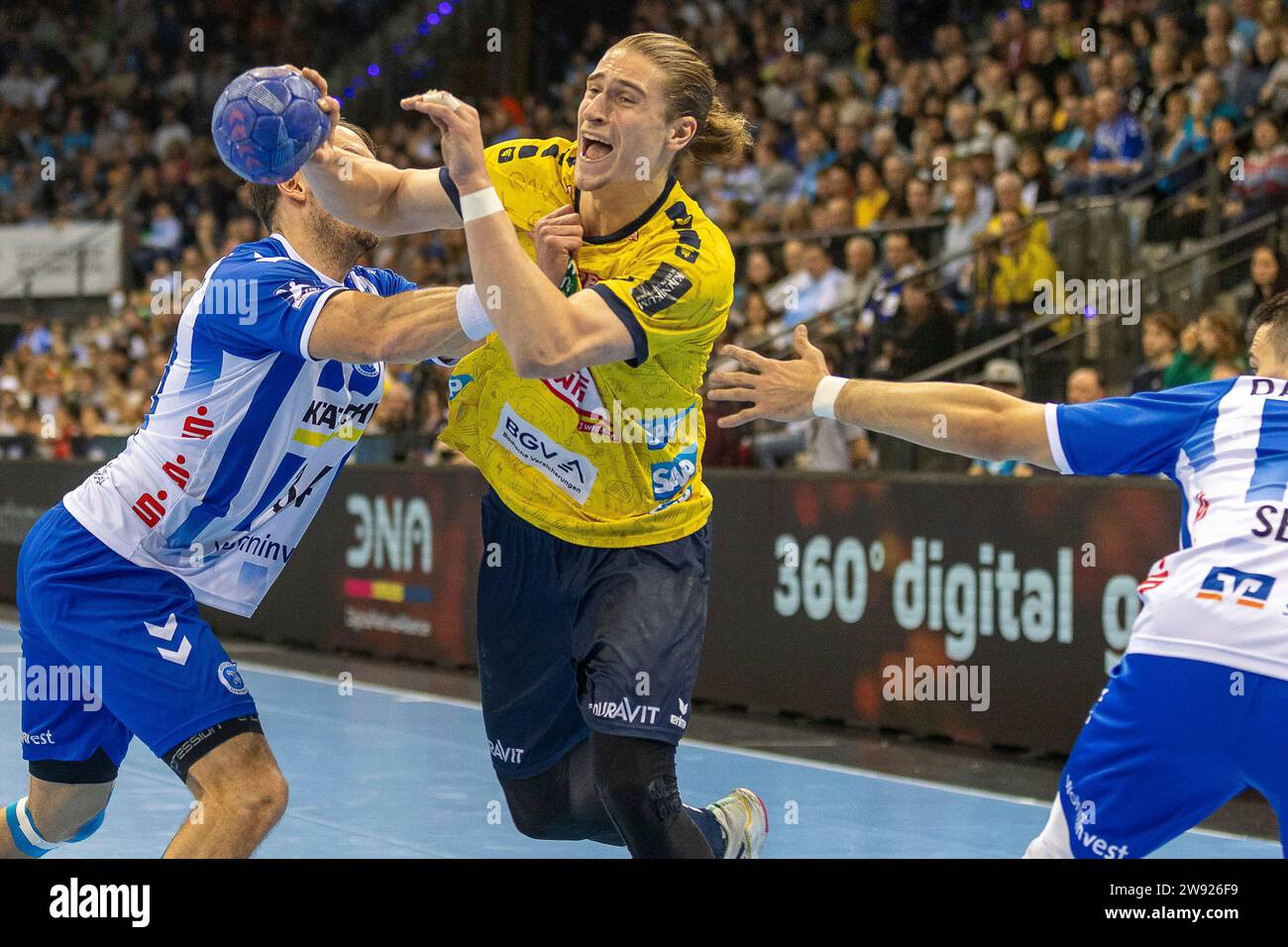 Juri Knorr (Rhein-Neckar-Loewen, #10) setzt sich gegen Kai Haefner (TVB ...