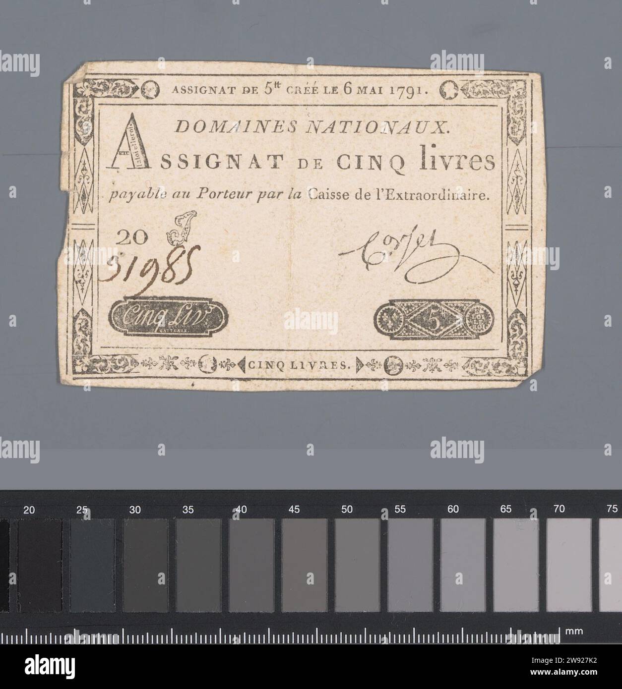 Note de cinq livres hi-res stock photography and images - Alamy