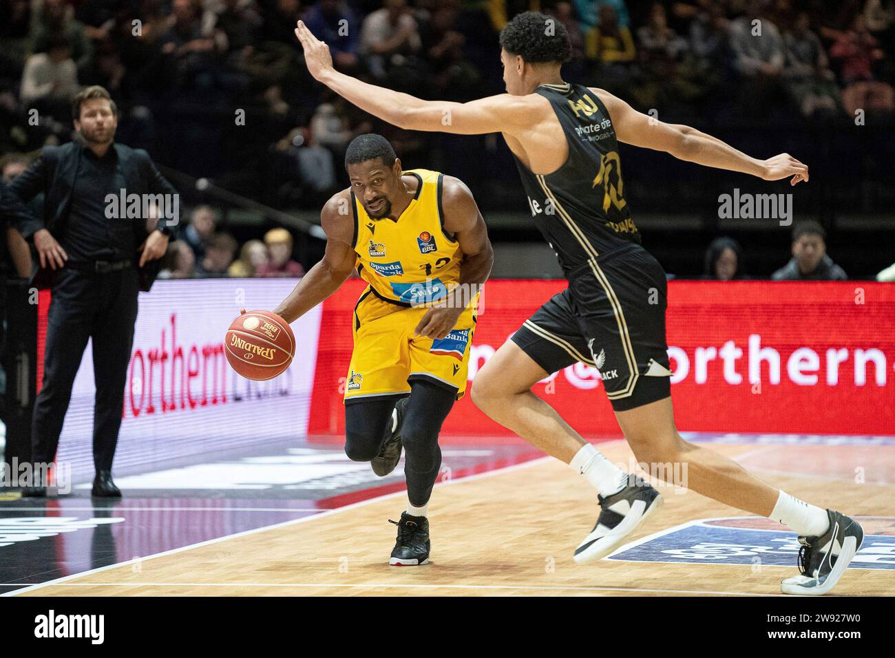 Braunschweig, Deutschland. 23rd Dec, 2023. Yorman Polas Bartolo (Nr. 13 ...