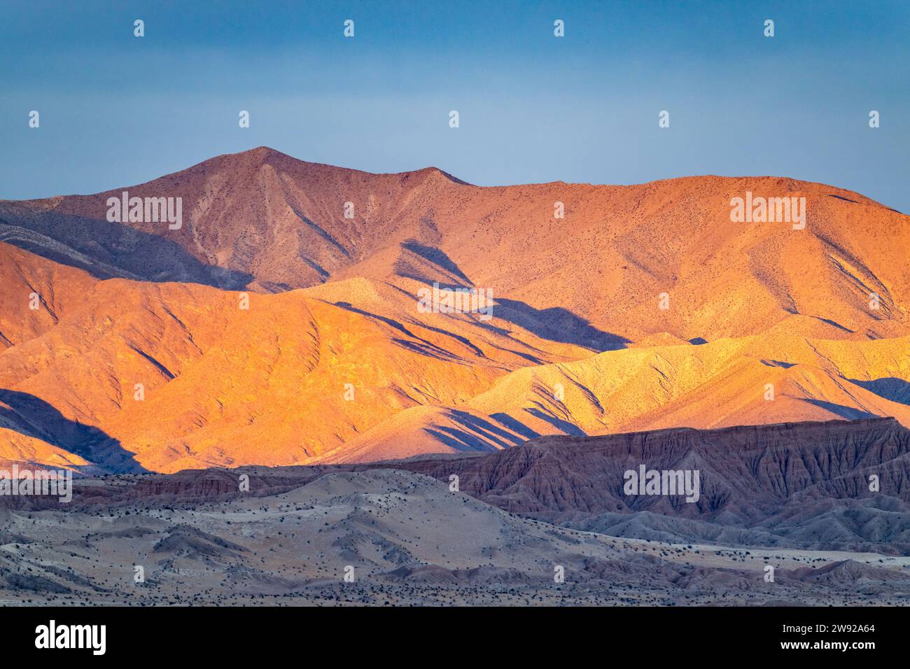 Mountains under morning sunlight in the desert of Southern California ...