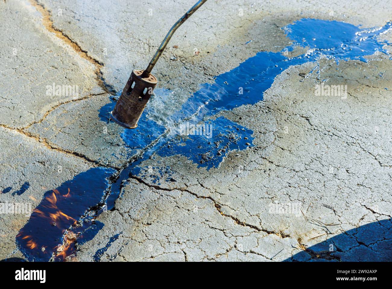 In order to repair asphalt cracks with bitumen emulsion joint seal ...