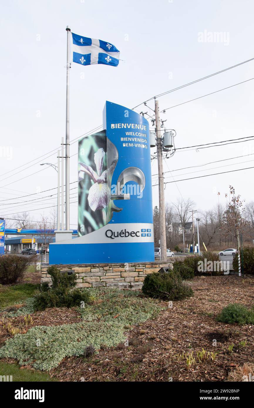 Welcome to the province of Quebec on the Quebec/Ontario border in ...