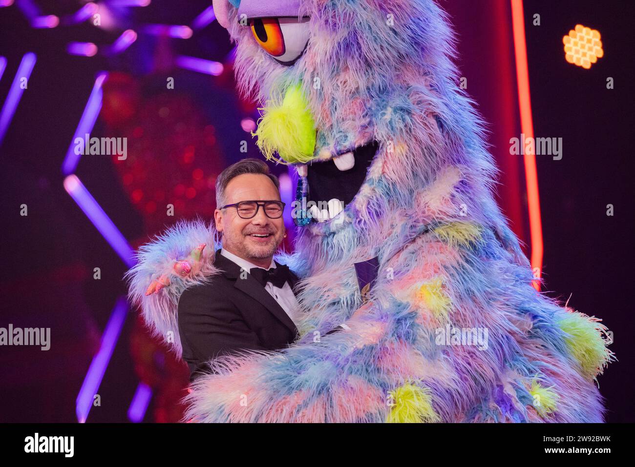 Cologne, Germany. 23rd Dec, 2023. The character "Der Lulatsch" (r ...