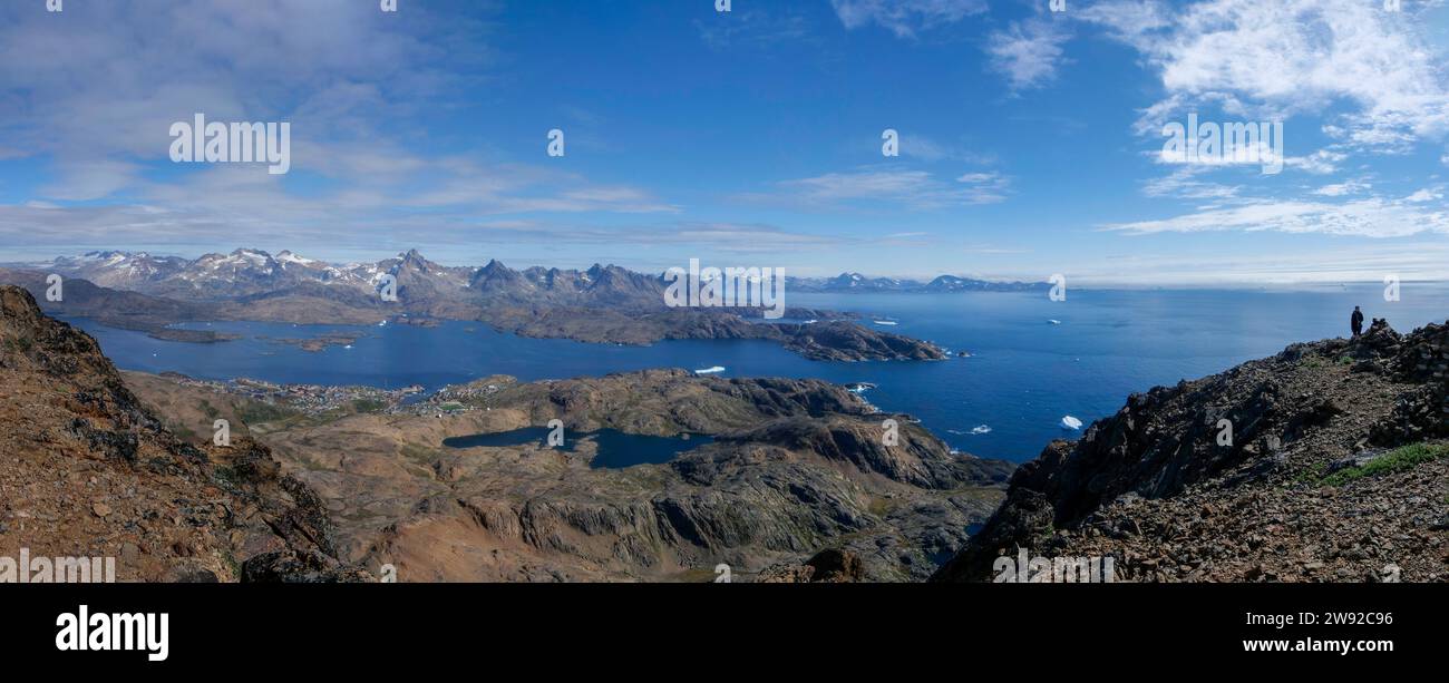 Landscape panorama with a view of the sea with icebergs and mountains ...