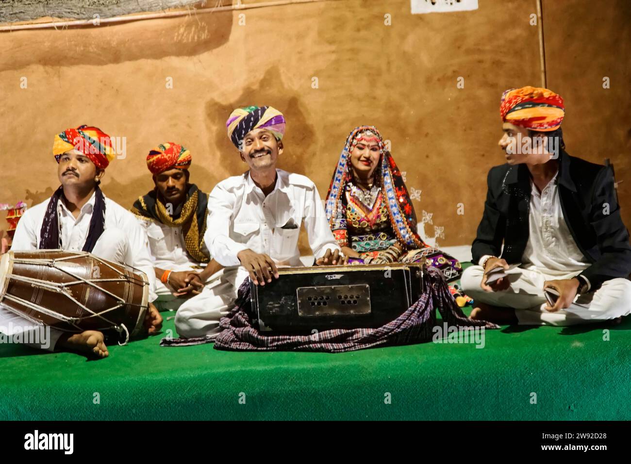 Music band In the Thar desert, near Jaisalmer, Rajasthan, India Stock ...