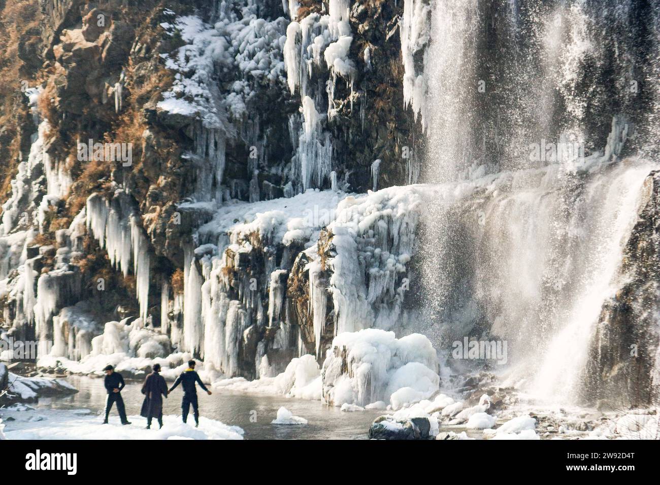 Srinagar it Freezes, Residents Suffer The Consequences Of The Winter ...
