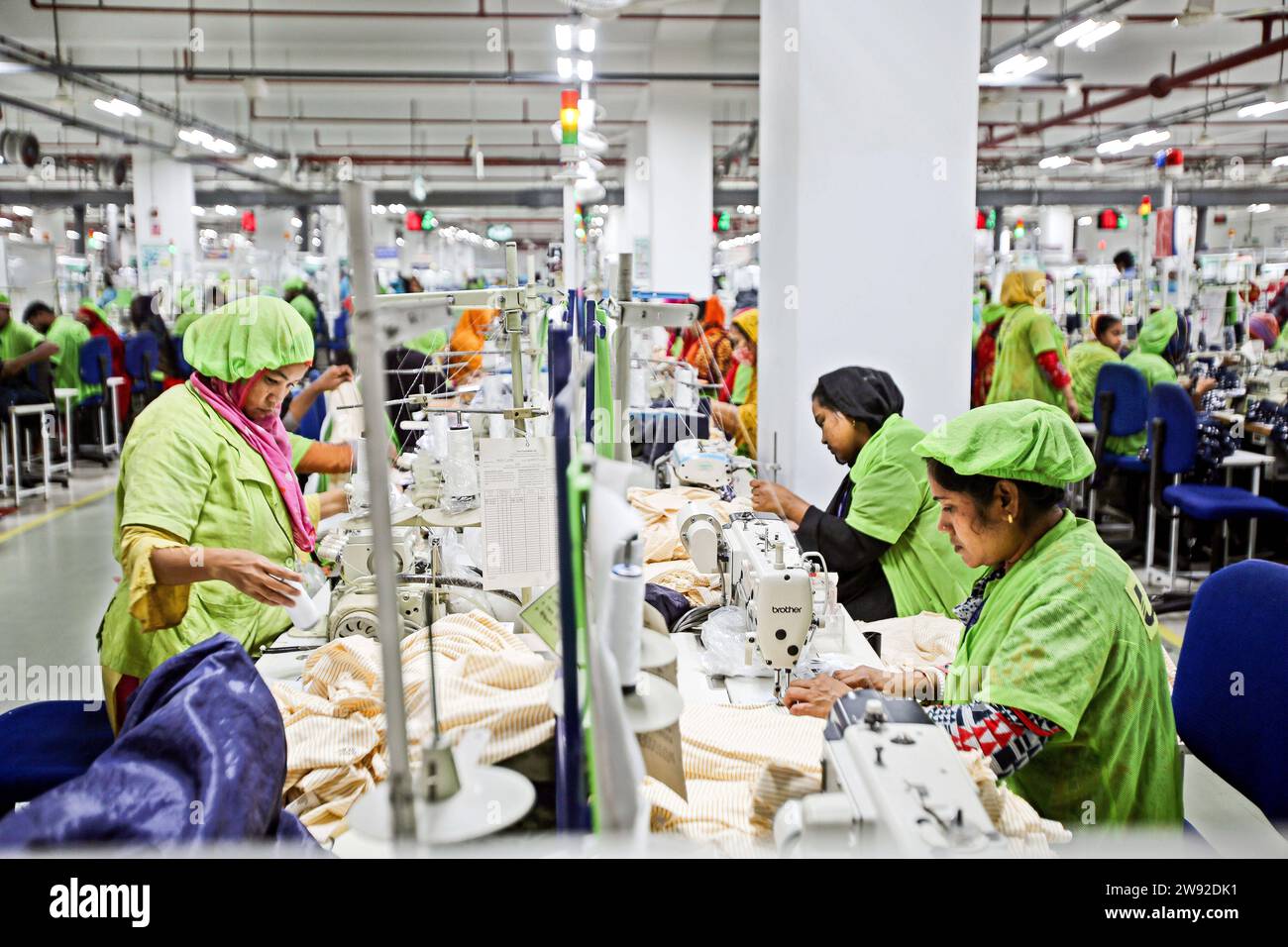 Näherinnen in der Fabrik in Dhaka Ready-made garments worker works in a ...