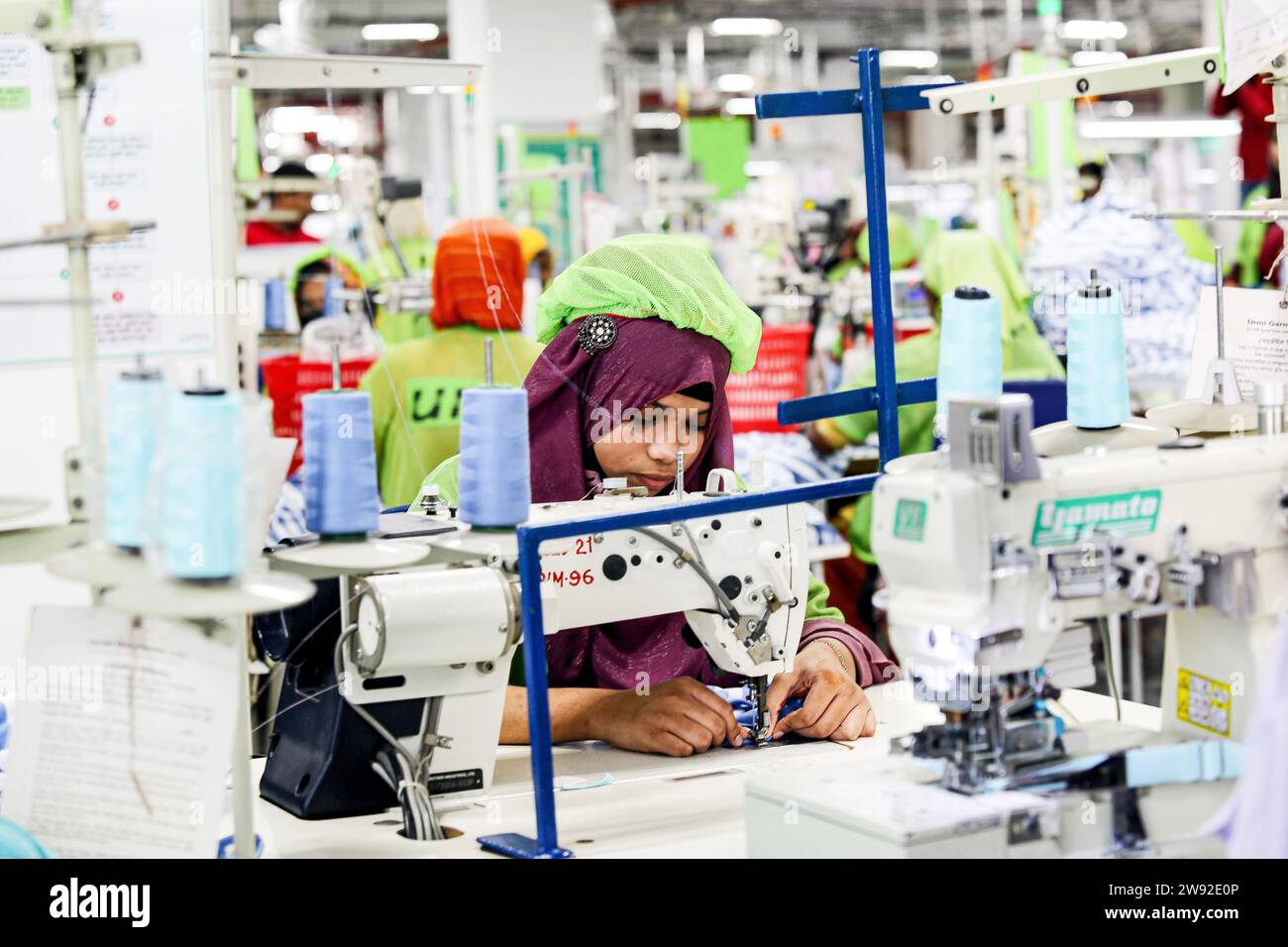 Näherinnen in der Fabrik in Dhaka Ready-made garments worker works in a ...