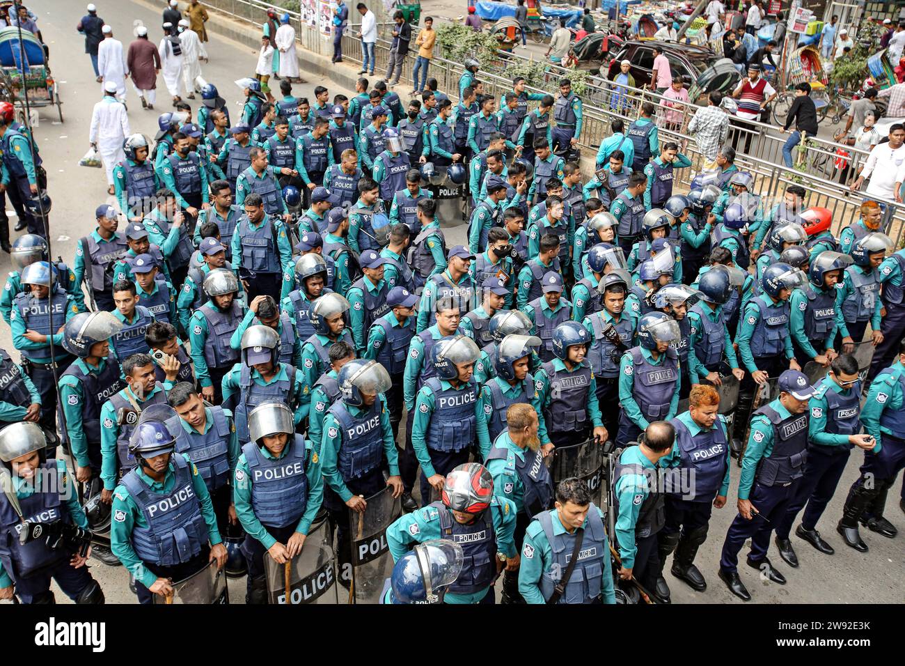 Bangladesch Polizei Bangladeshi police with shields and helmets stands ...