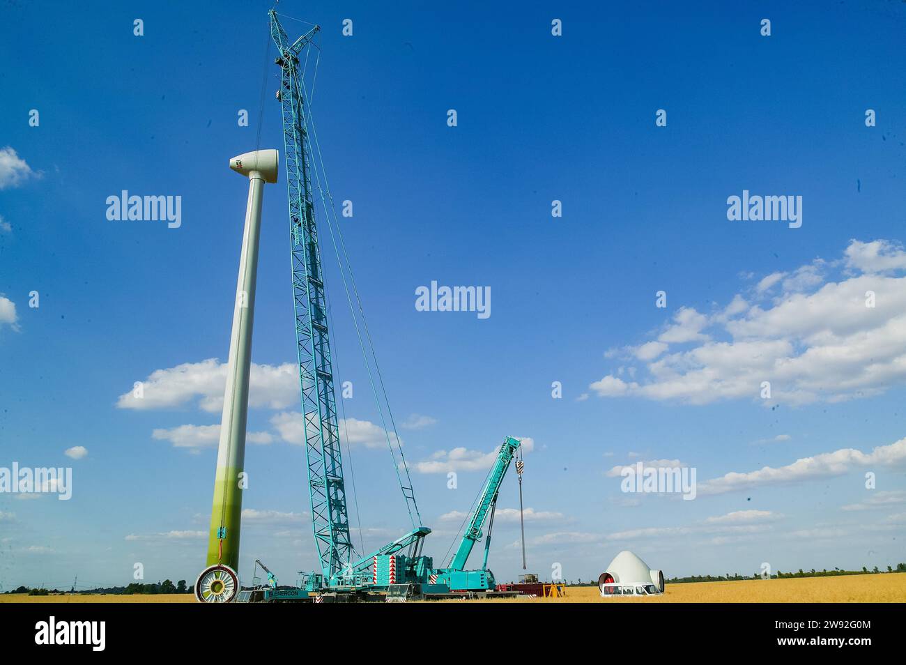 Assembly of a wind turbine in Saxony Stock Photo - Alamy