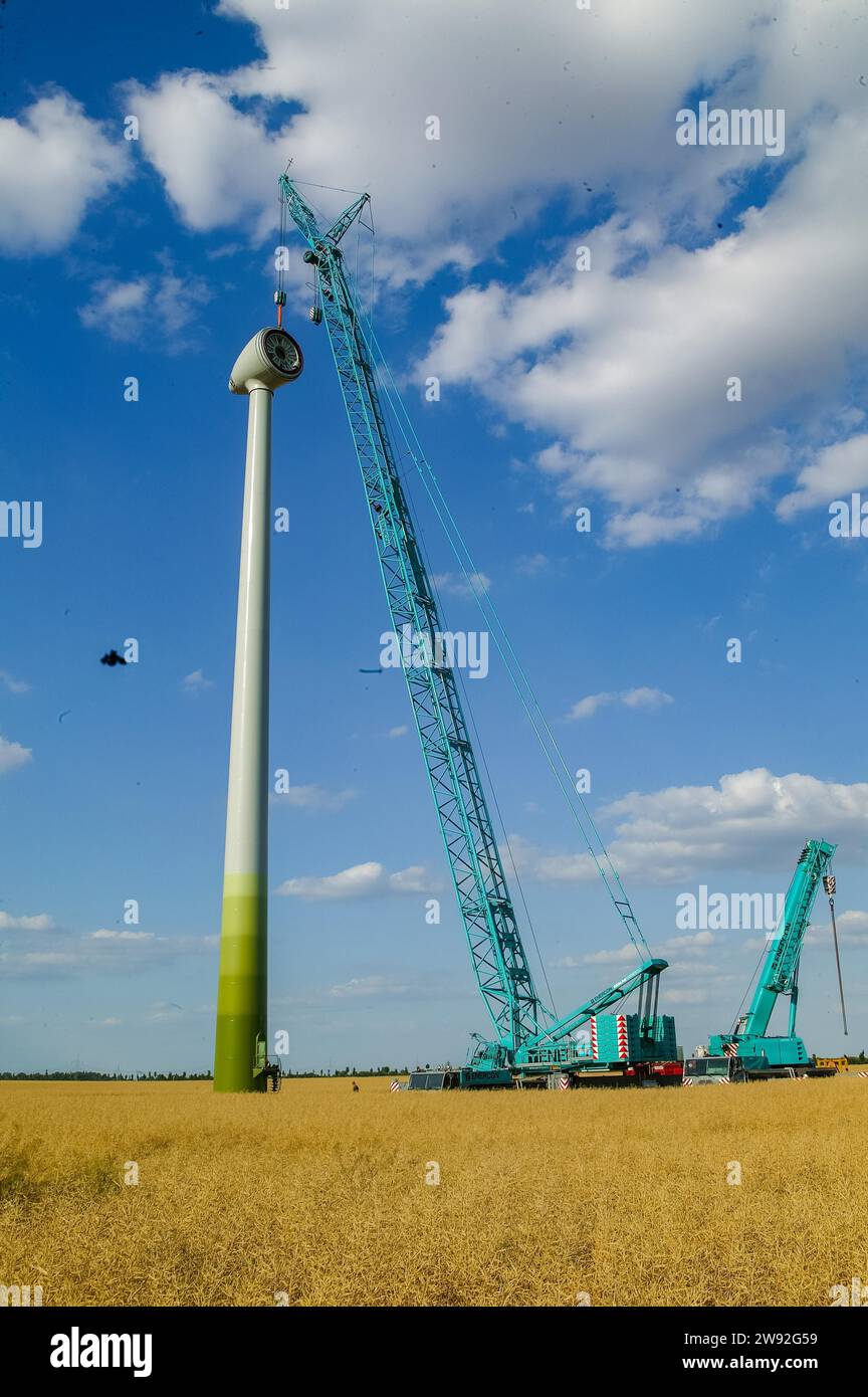 Assembly of a wind turbine in Saxony Stock Photo - Alamy