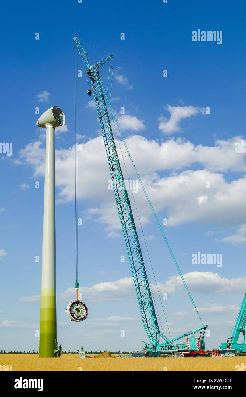 Assembly of a wind turbine in Saxony Stock Photo - Alamy