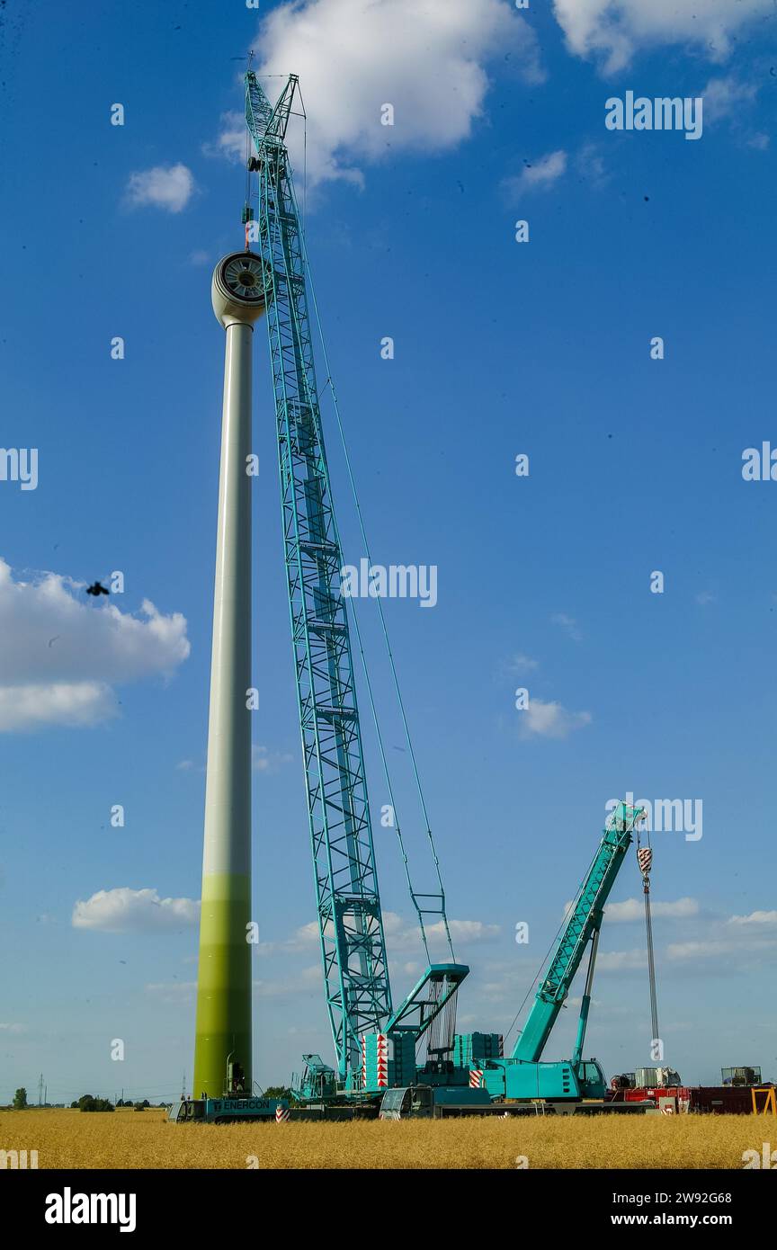 Assembly of a wind turbine in Saxony Stock Photo - Alamy