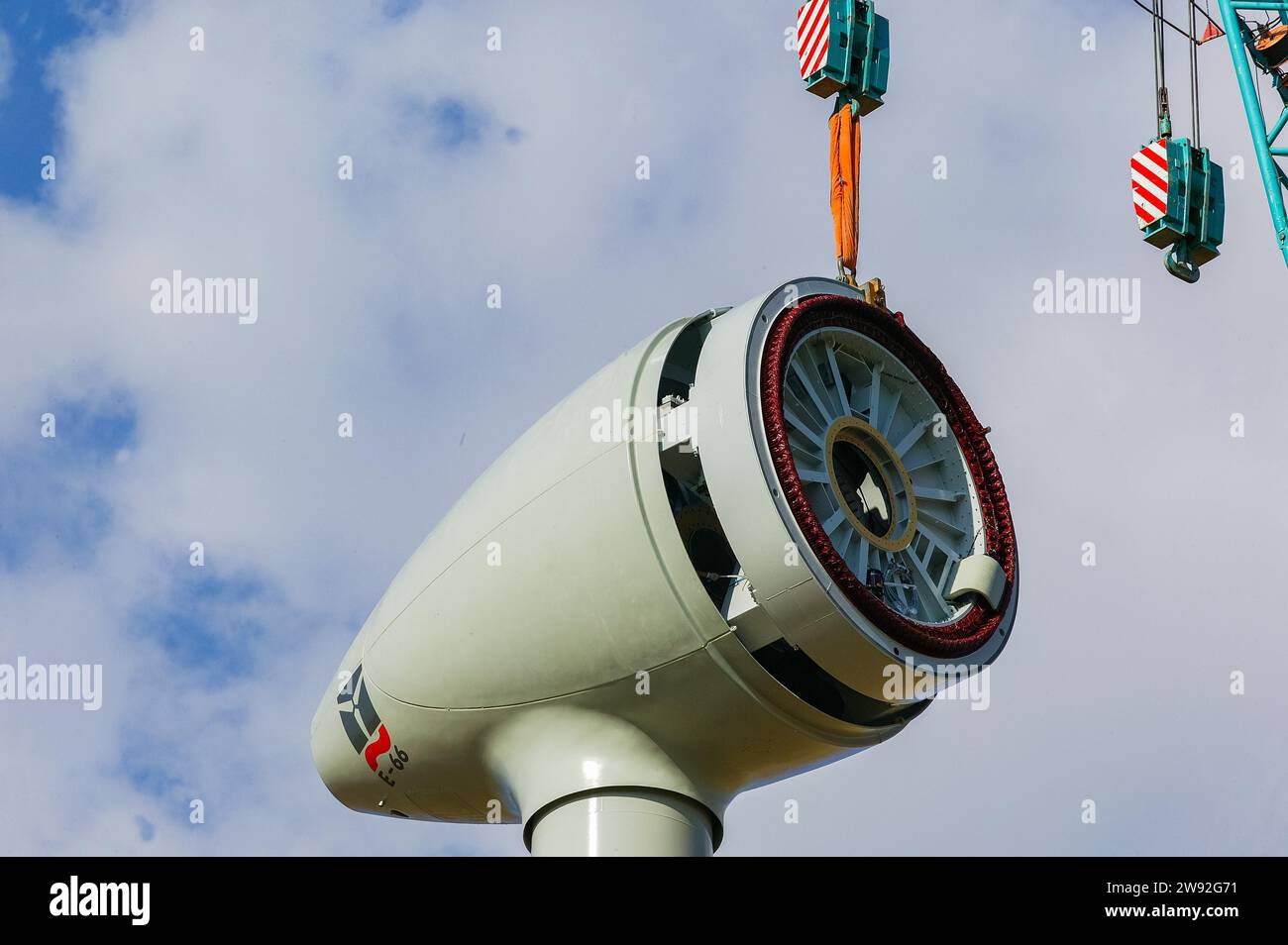 Assembly of a wind turbine in Saxony Stock Photo - Alamy