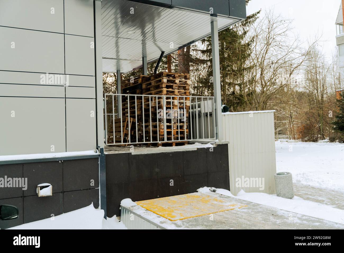 Stacking pallets hi-res stock photography and images - Alamy