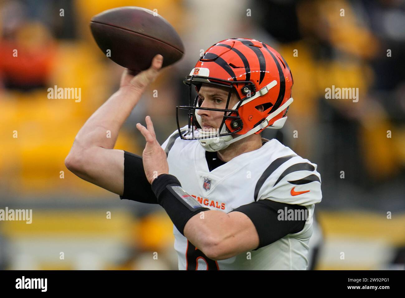 Cincinnati Bengals quarterback Jake Browning (6) throws during warmups ...