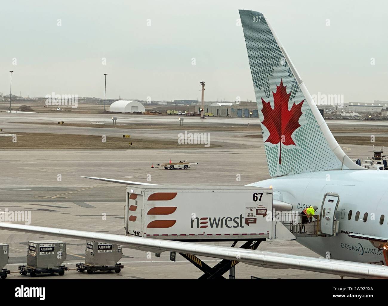 Montreal, Canada. 23rd Dec, 2023. Ground crew prepare an Air Canada ...