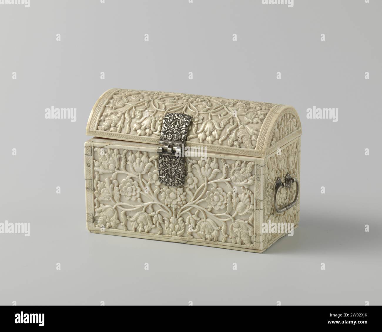 Chest, anonymous, c. 1680 - c. 1700 Jewelry case with convex lid ...