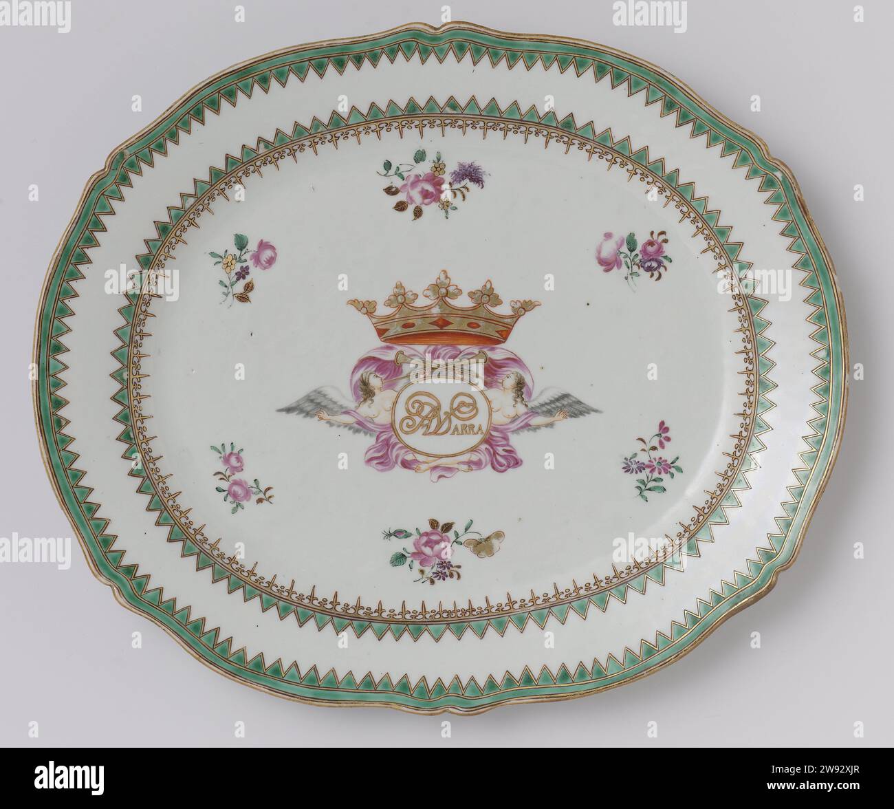 Gold scalloped bordered hi-res stock photography and images - Alamy