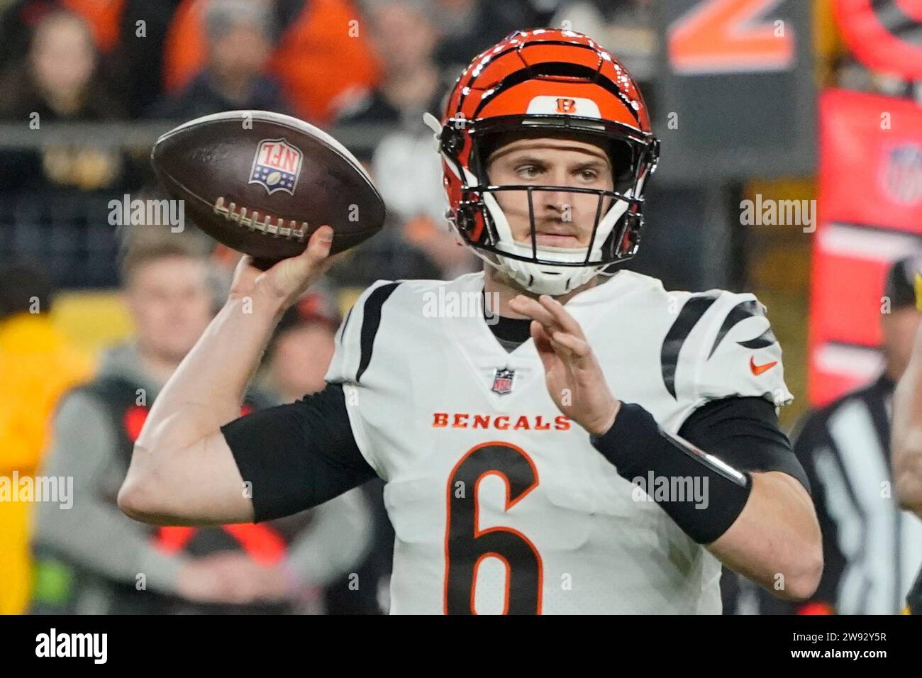 Cincinnati Bengals quarterback Jake Browning (6) looks to pass during ...