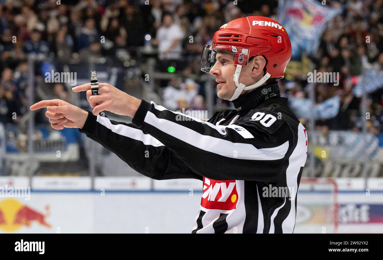 Muenchen, Deutschland. 23rd Dec, 2023. Linesman Andreas Hofer. EHC Red ...