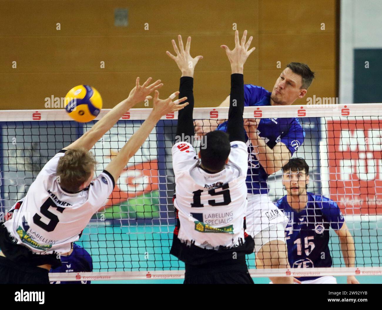von links Florian KRENKEL (Haching), Ruben LOPEZ GARCIA (Haching ...