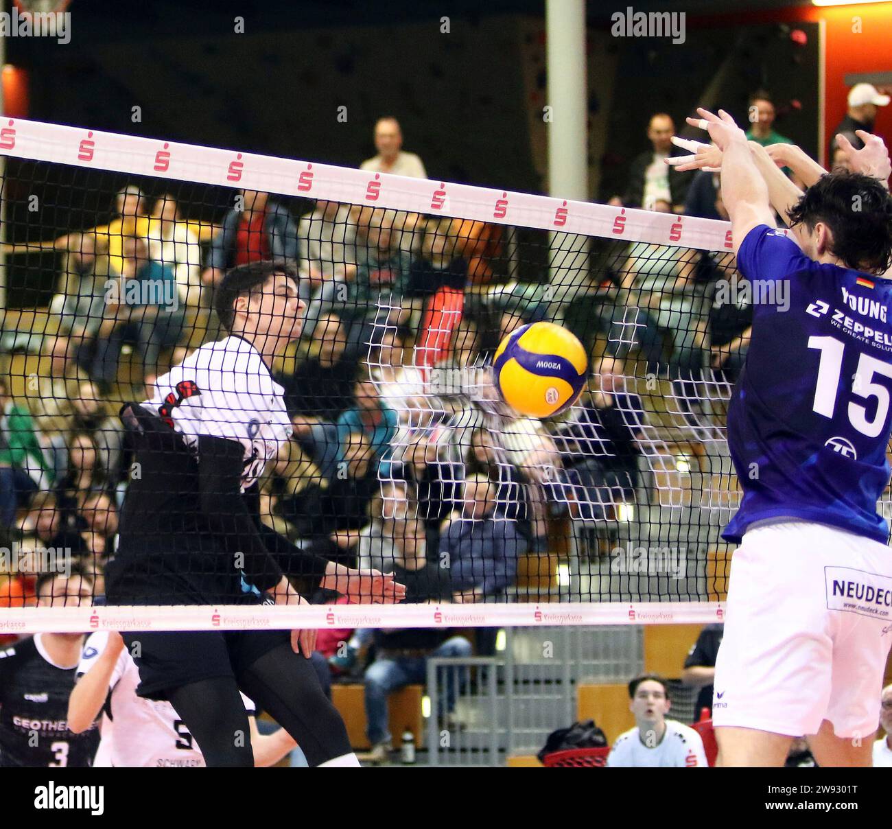 von links Ruben LOPEZ GARCIA (Haching), George YOUNG (Friedrichshafen ...