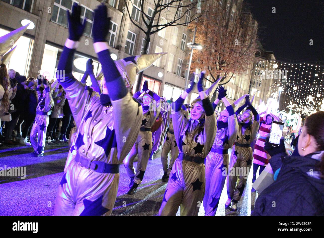 Die Hamburger Weihnachtsparade zieht am letzten Adventssamstag durch ...