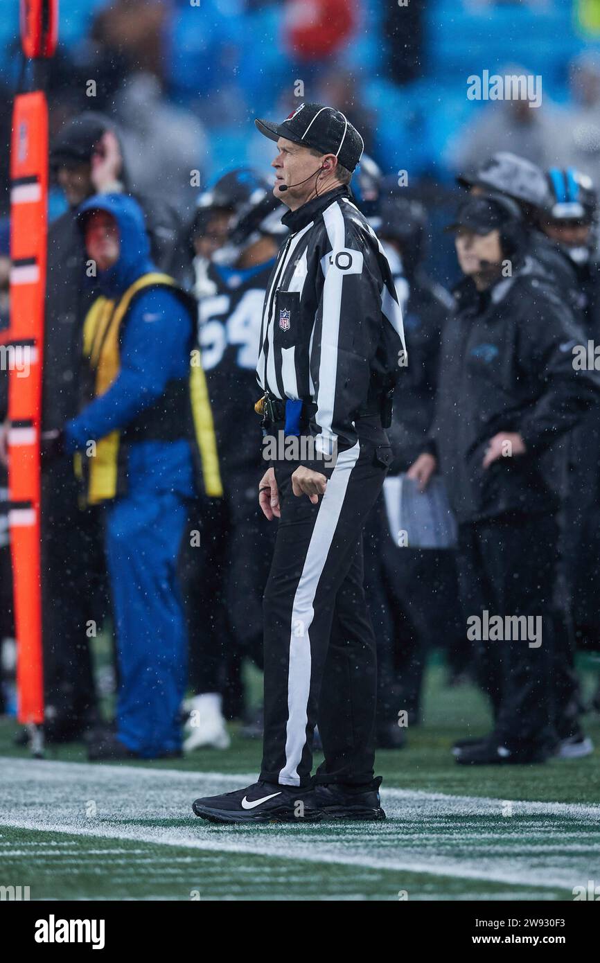 Line judge Brian Bolinger (40) at work during an NFL football game ...