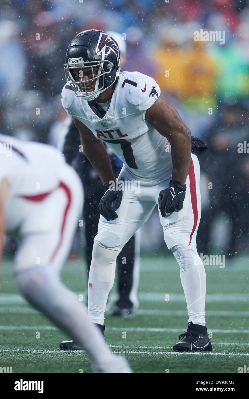 Atlanta Falcons running back Bijan Robinson (7) lines up in the ...
