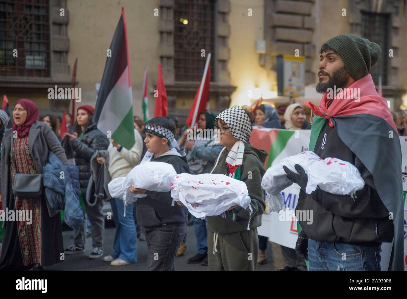 Dead bodies wrapped in white hi-res stock photography and images - Alamy