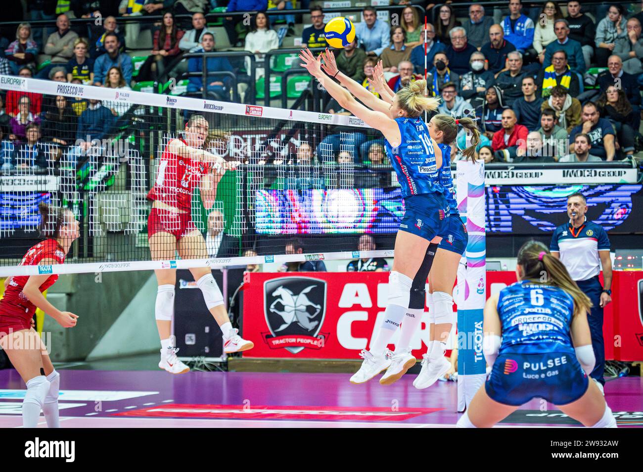 Treviso, Treviso, Italy. 23rd Dec, 2023. Dominika Giuliani (L) of Busto ...