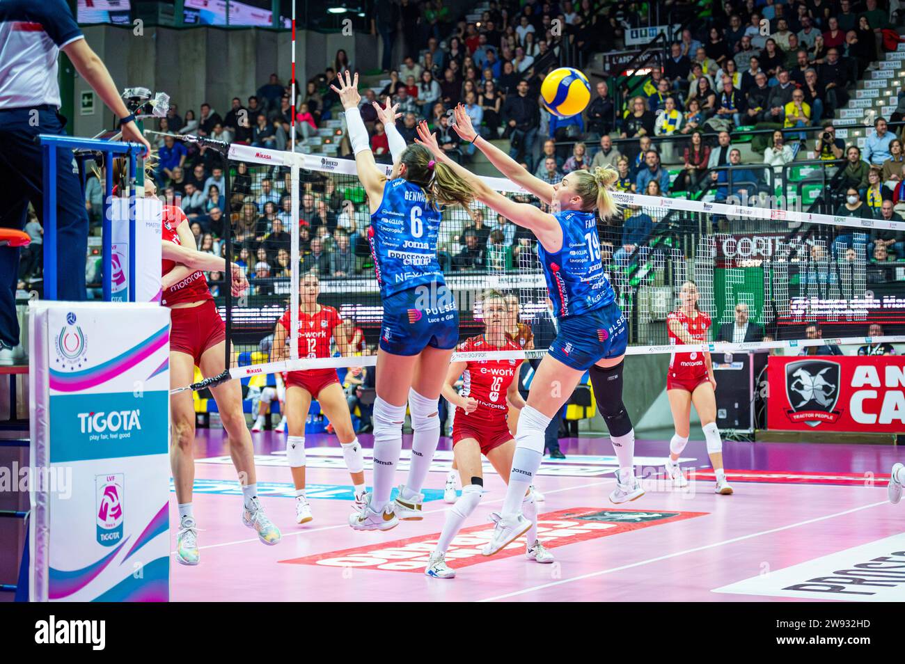 Treviso, Treviso, Italy. 23rd Dec, 2023. Alessia Gennari (L) and Sarah ...