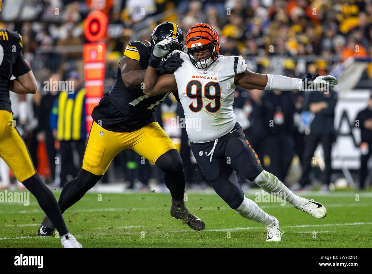 Cincinnati Bengals defensive end Myles Murphy (99) gets around the ...