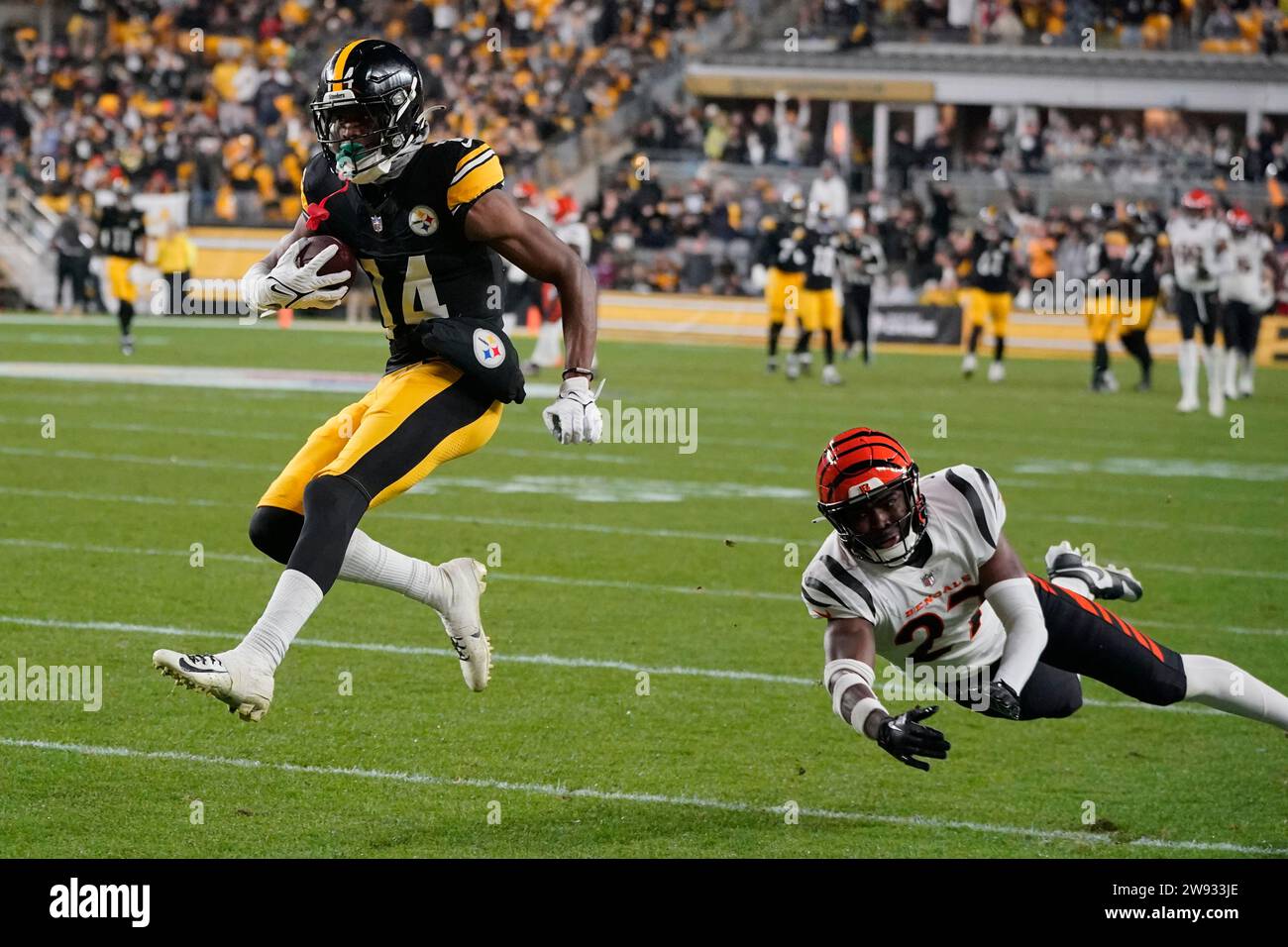 Pittsburgh Steelers wide receiver George Pickens (14) runs past ...