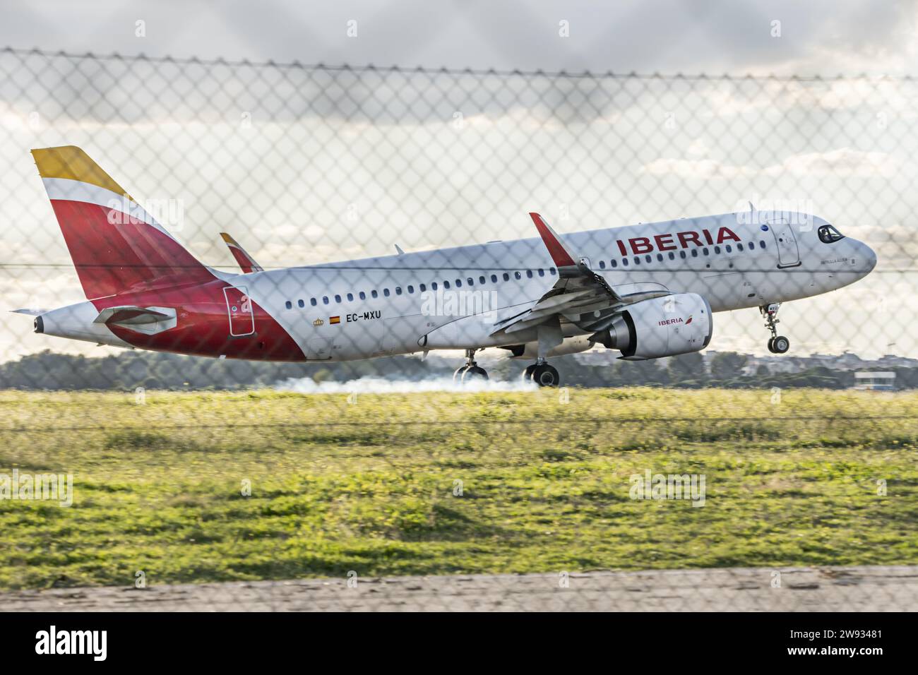 Jet engine smoke hi-res stock photography and images - Alamy