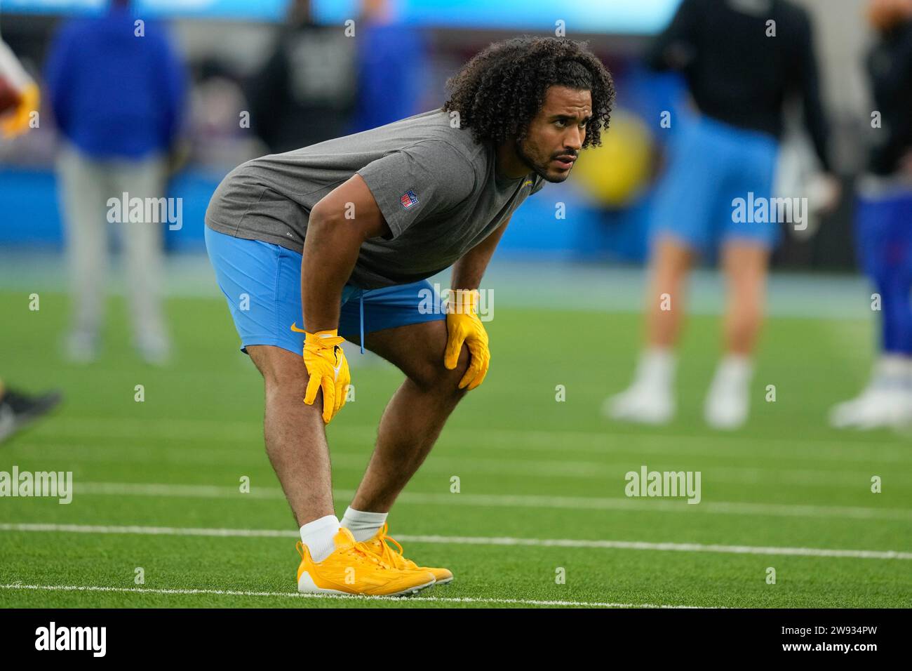 Los Angeles Chargers linebacker Eric Kendricks warms up before an NFL ...