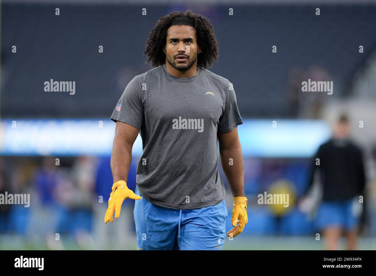 Los Angeles Chargers linebacker Eric Kendricks warms up before an NFL ...