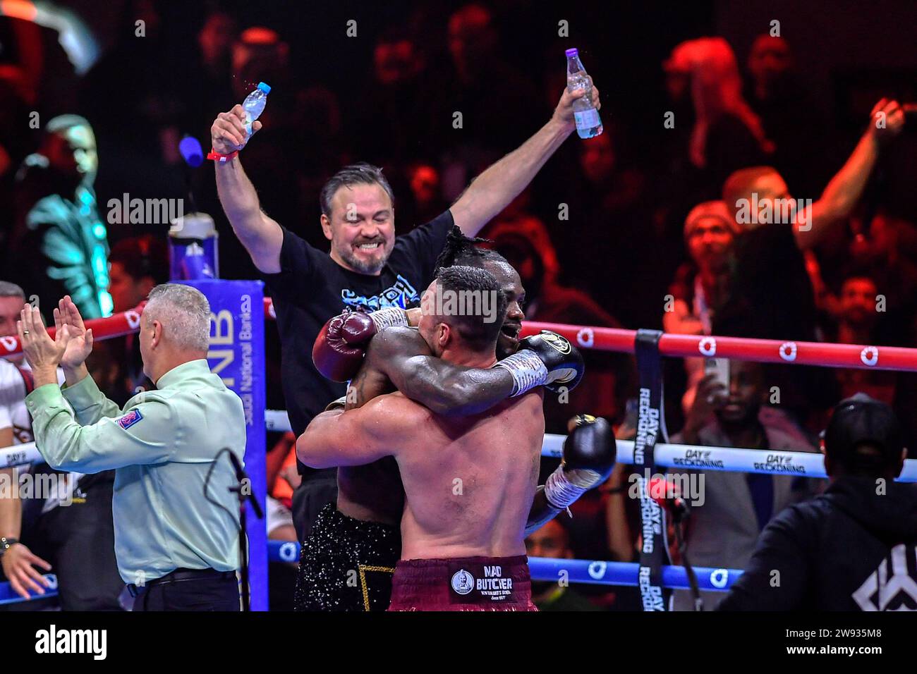 Deontay Wilder and Joseph Parker hug after a round of their match in ...