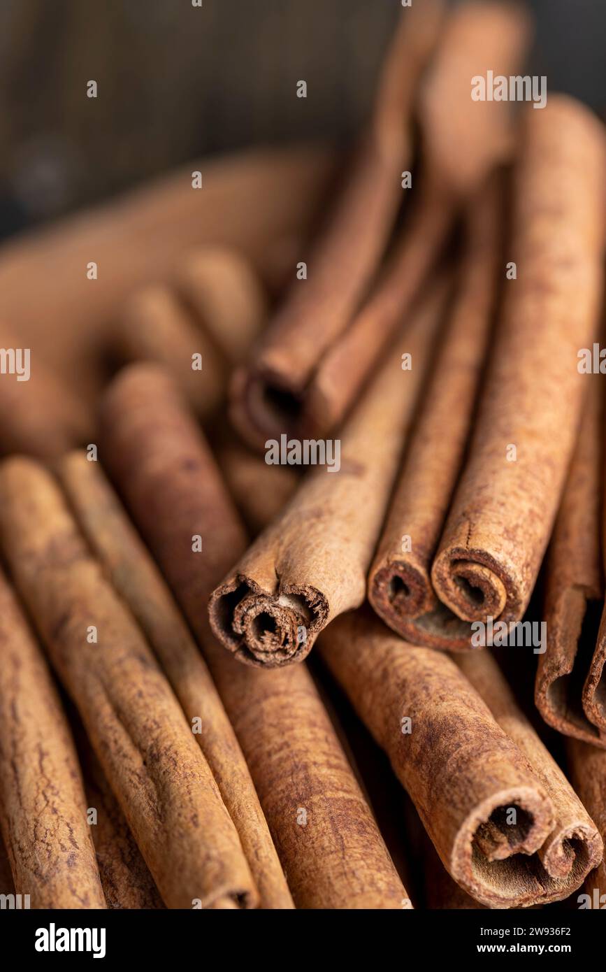 Whole dried cinnamon for baking, heaped fragrant cinnamon spice Stock ...