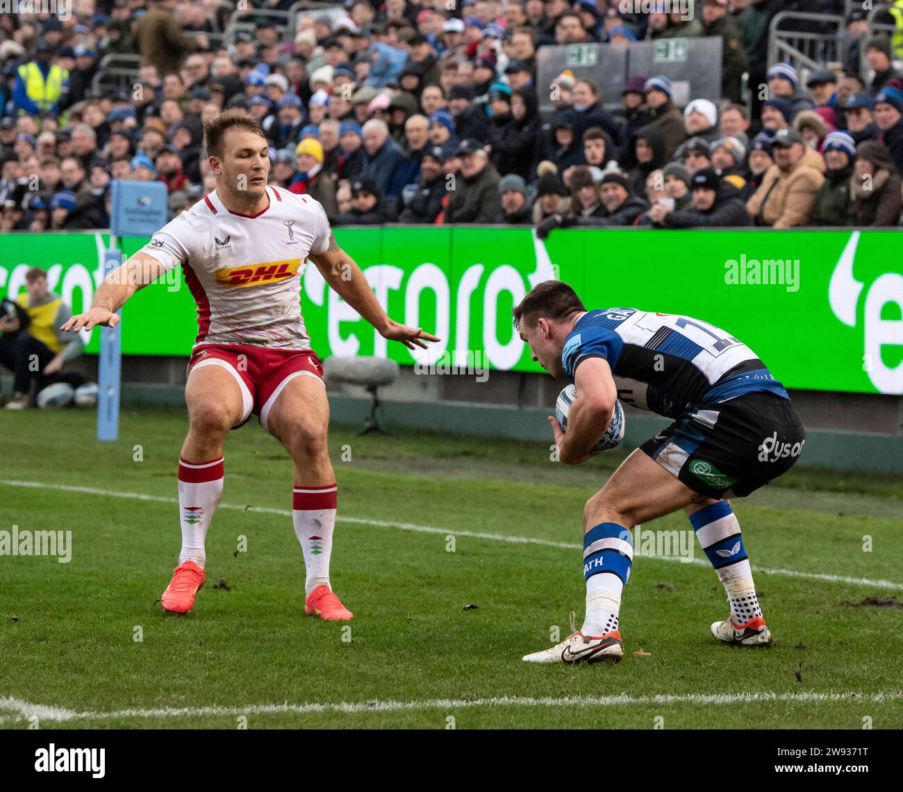 Bath, UK. 23rd Dec 2023. Harlequins Andre Esterhuizen and Bath Rugby ...