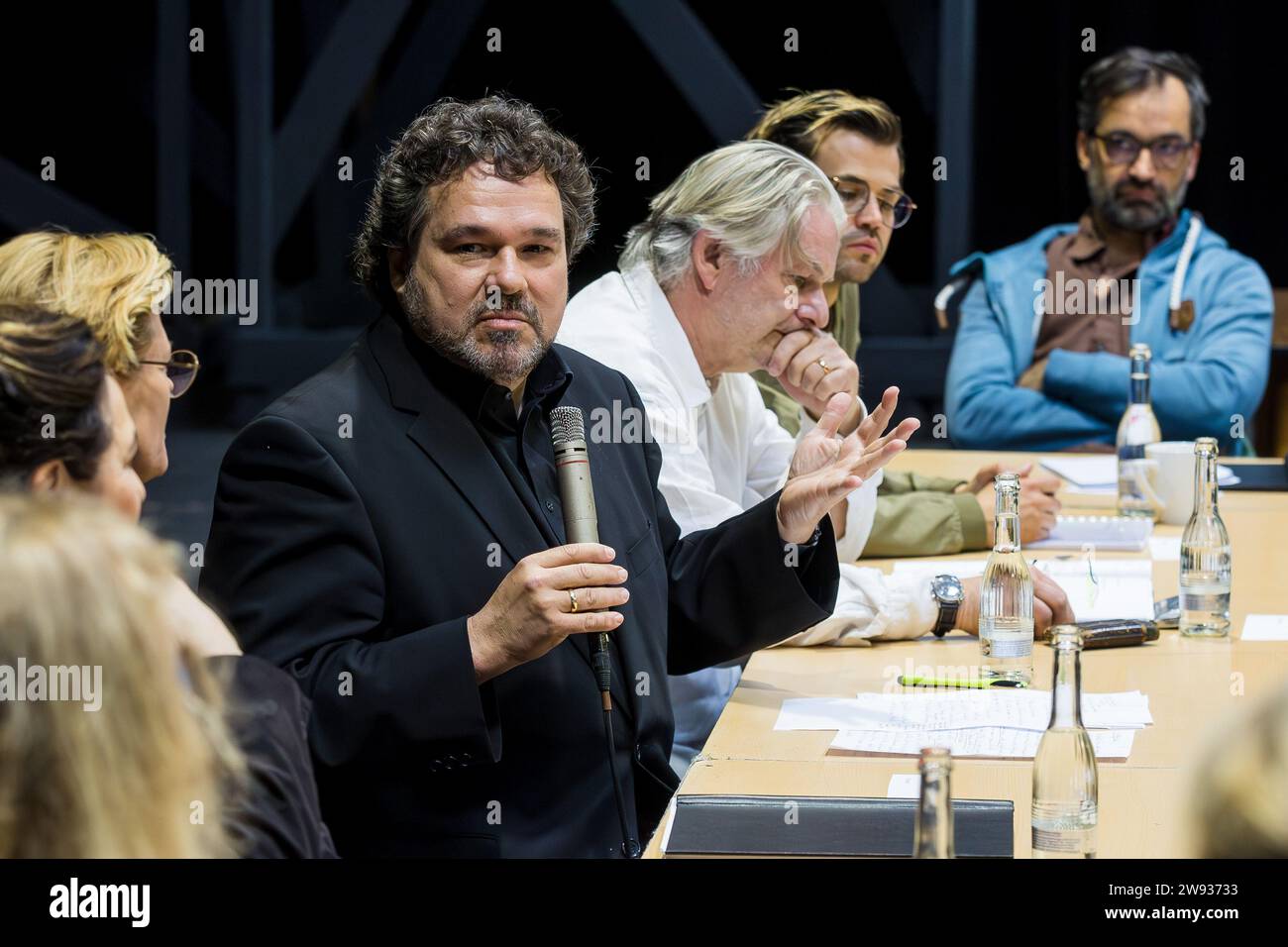 Intendant Joern Hinkel mit Max Herbrechter (Gloucester), Phillip Henry ...