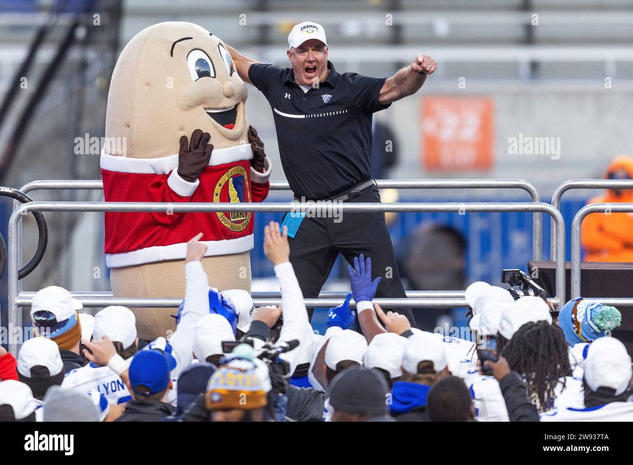 Georgia State coach Shawn Elliott celebrates with Spuddy Buddy after ...
