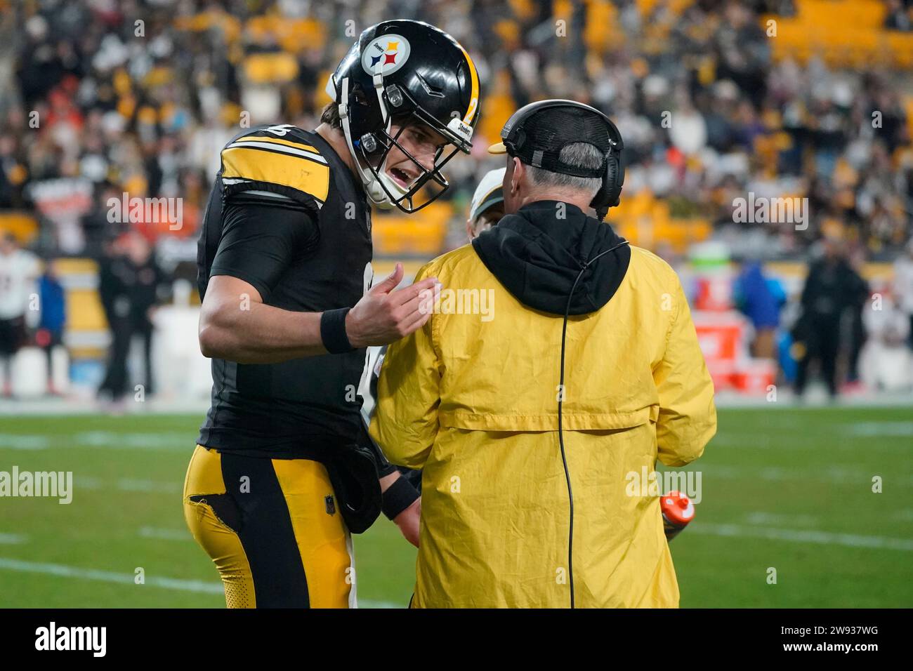 Pittsburgh Steelers quarterback Mason Rudolph (2) talks with Pittsburgh ...