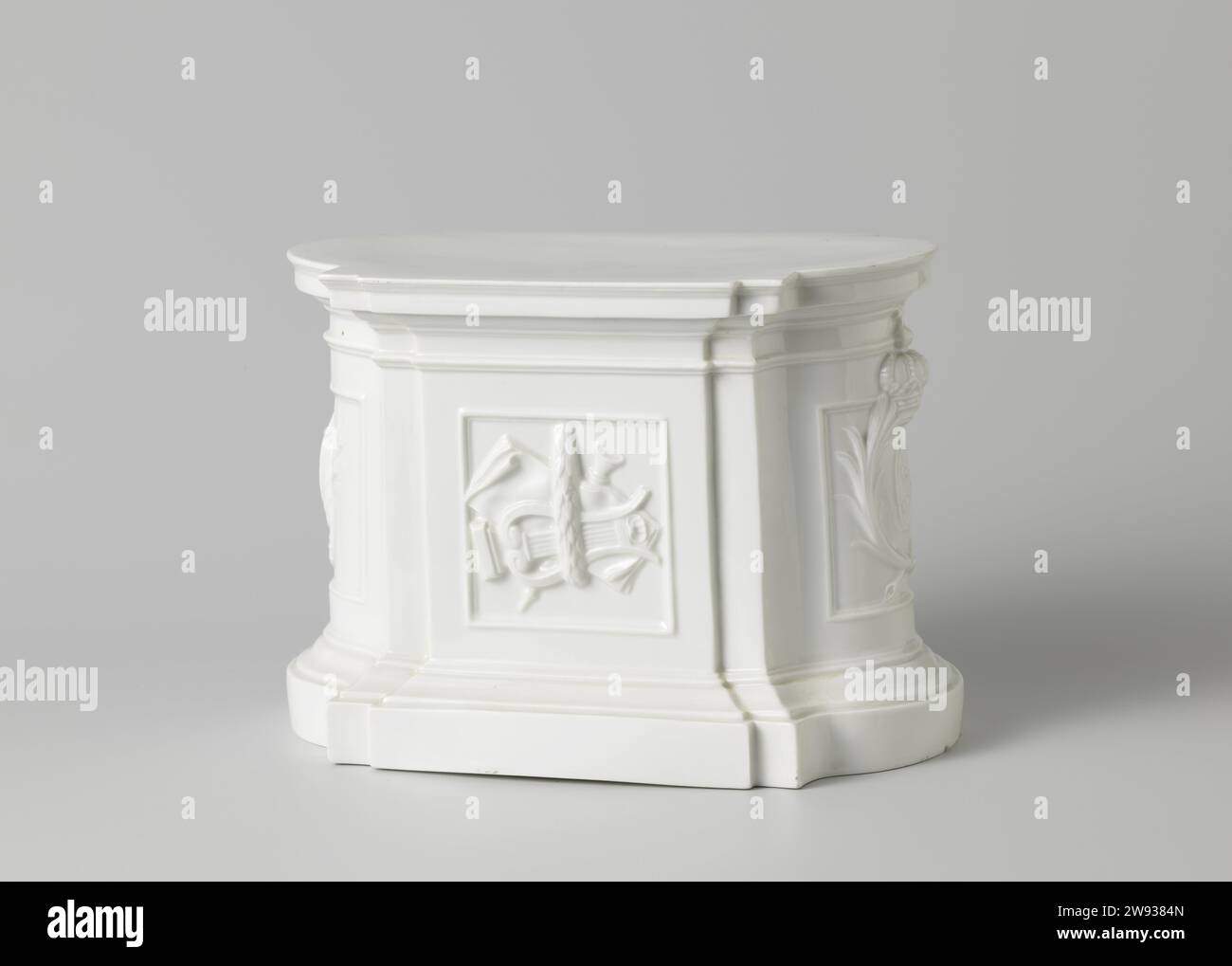 Garland containing harp hi-res stock photography and images - Alamy